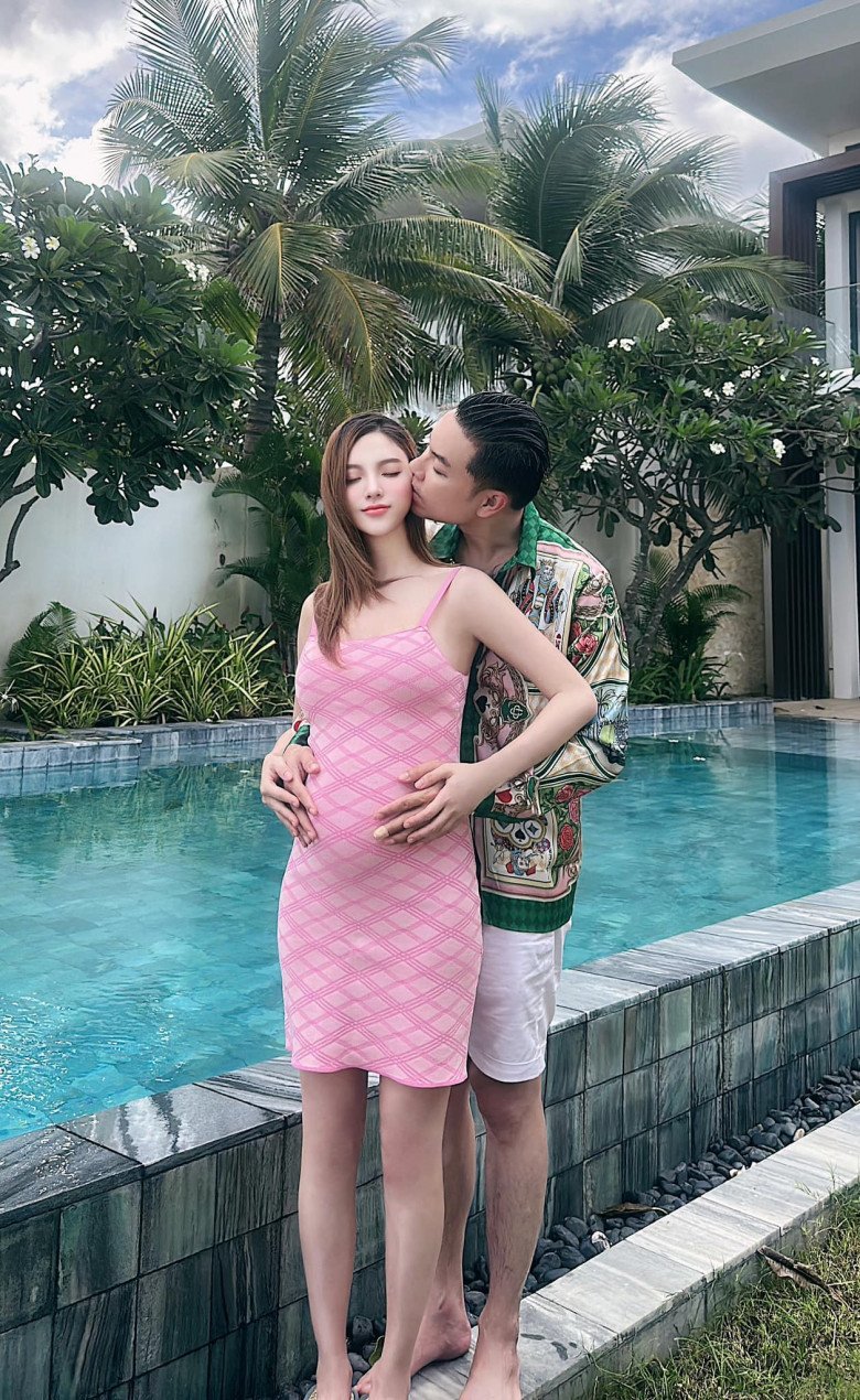 Hạnh Sino bầu 7 tháng sắc vóc vẫn đẹp, thần thái rạng rỡ, tiết lộ những món không ăn trong thai kỳ