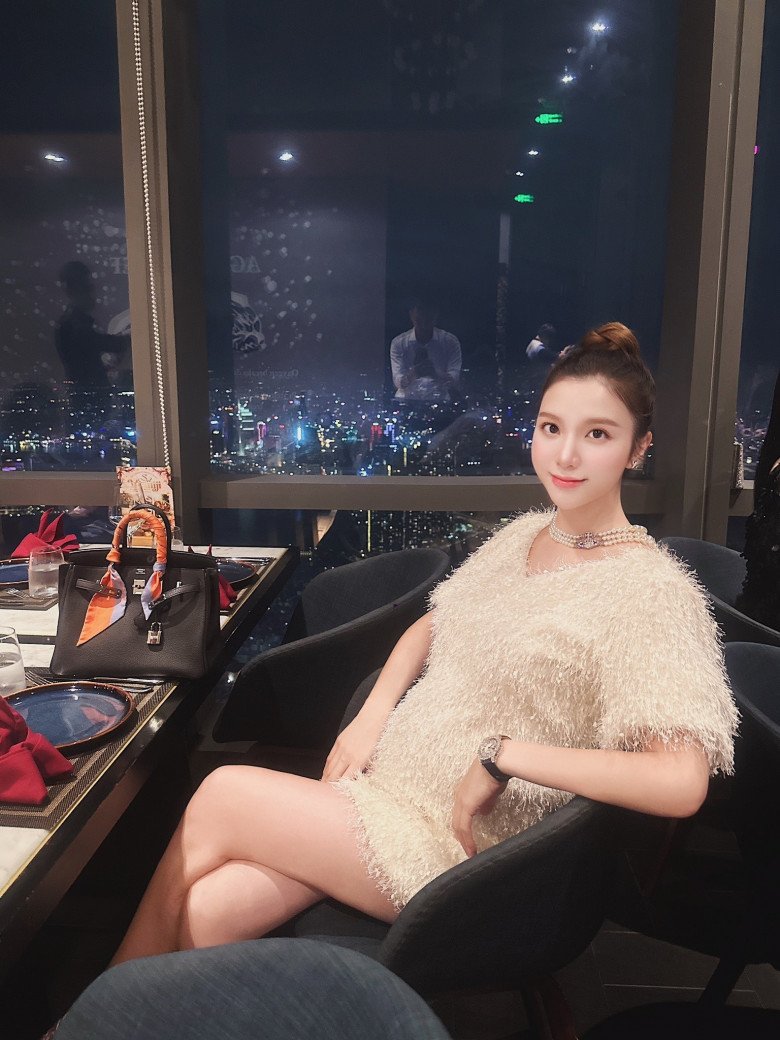 Hạnh Sino bầu 7 tháng sắc vóc vẫn đẹp, thần thái rạng rỡ, tiết lộ những món không ăn trong thai kỳ