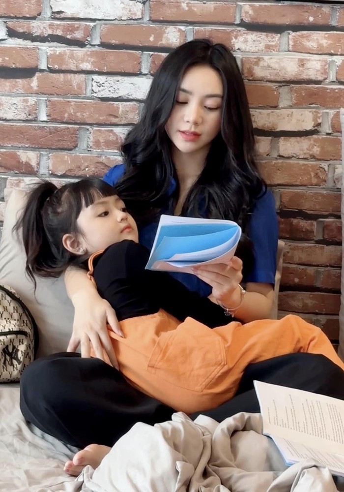 Quỳnh Kool vừa bận quay vừa chăm con gái, em bé là mẫu nhí Hà Nội kiếm 25 triệu/giờ