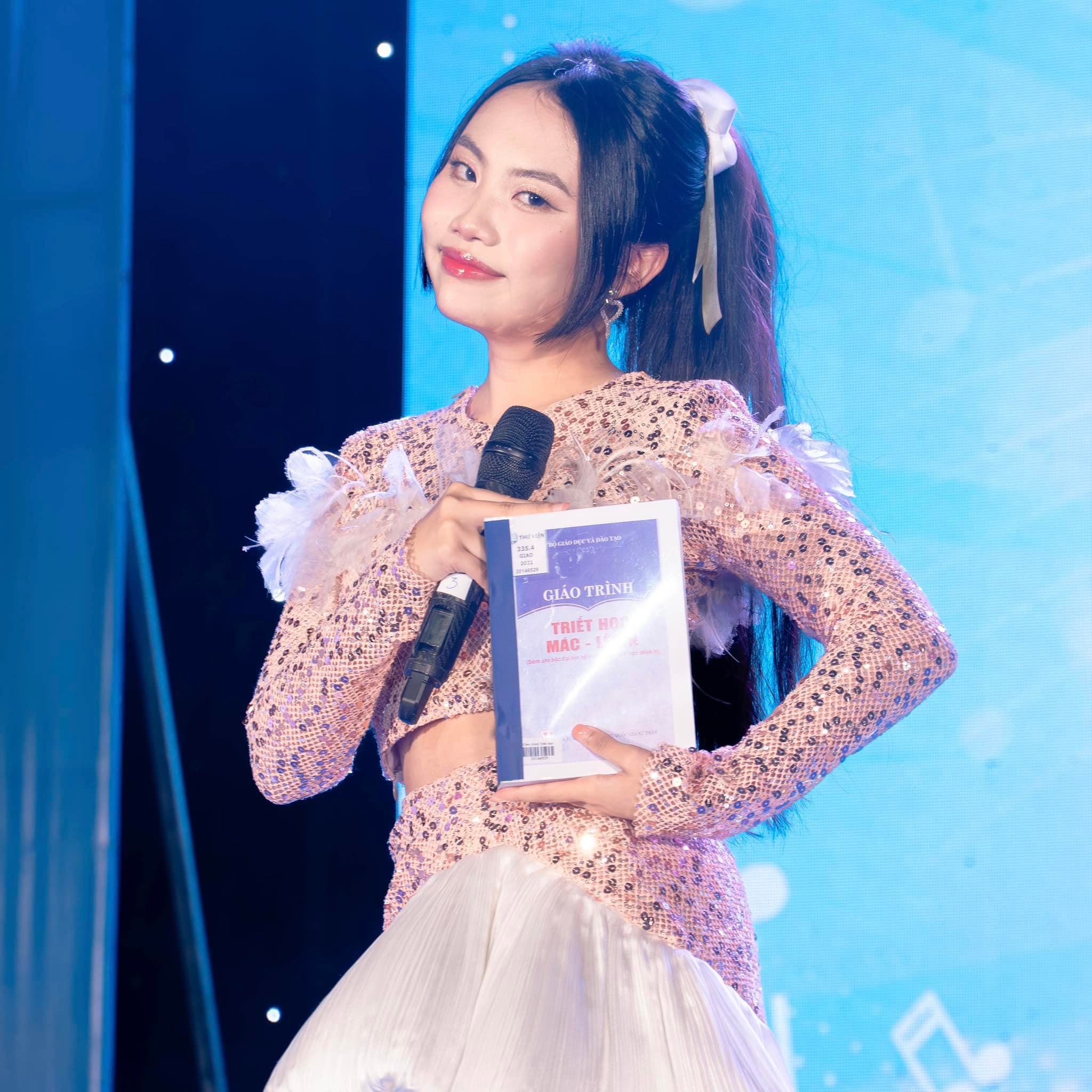 Quang Anh khoe ảnh độc cùng hàm răng đi cả hàng tiền đạo, Phương Mỹ Chi chất và gợi cảm không ...