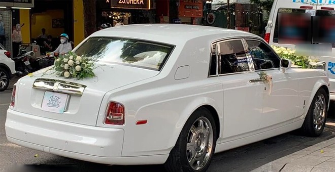 Cận cảnh chiếc Rolls Royce Phantom gần 50 tỷ Đoàn Văn Hậu đến đón cô ...