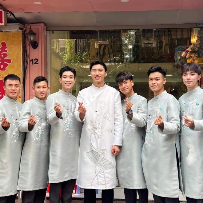 Cận cảnh chiếc Rolls Royce Phantom gần 50 tỷ Đoàn Văn Hậu đến đón cô ...