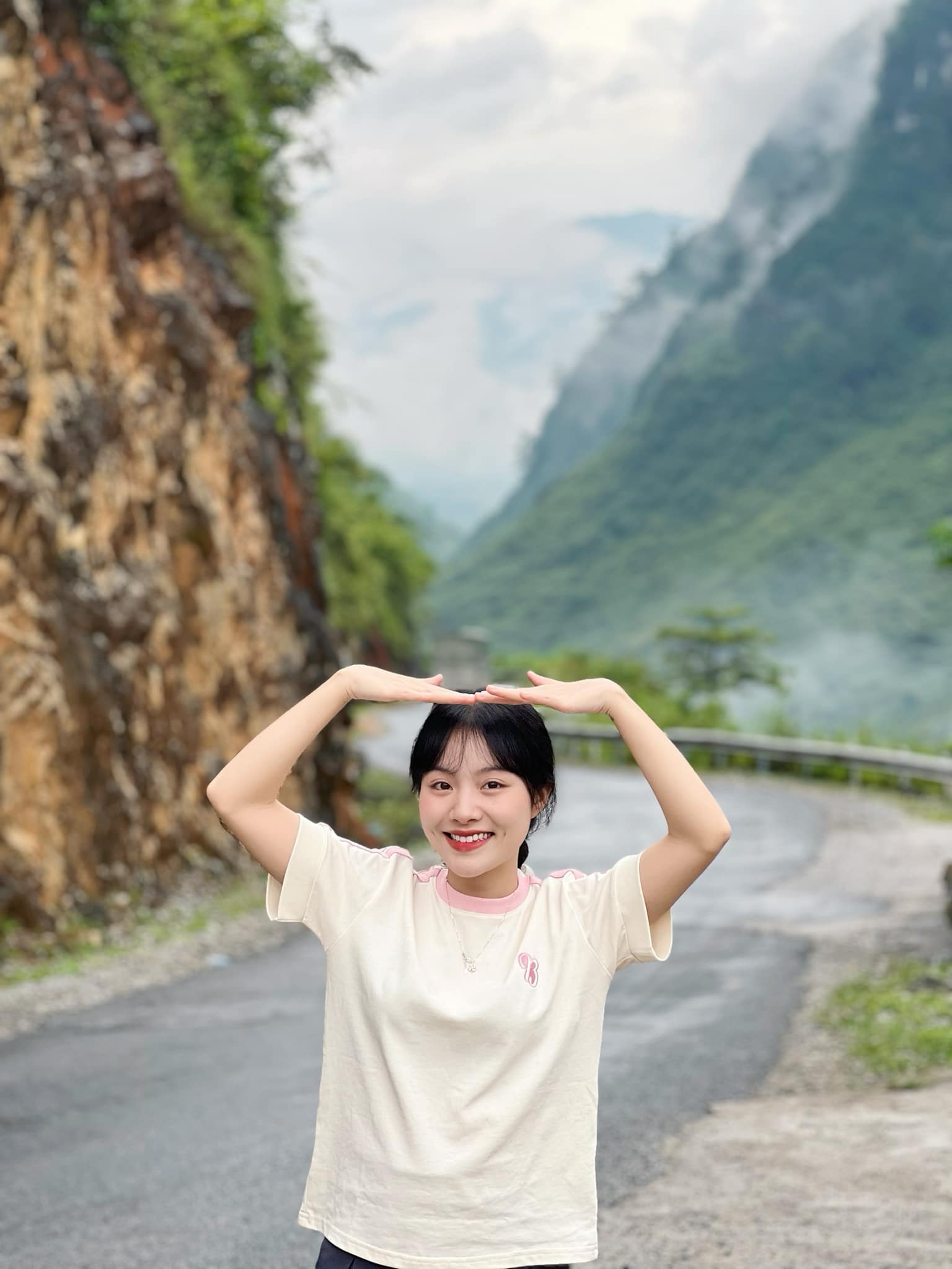 Cô nàng 22 tuổi khoe thành tích học tập khủng, xây nhà khang trang tặng ...