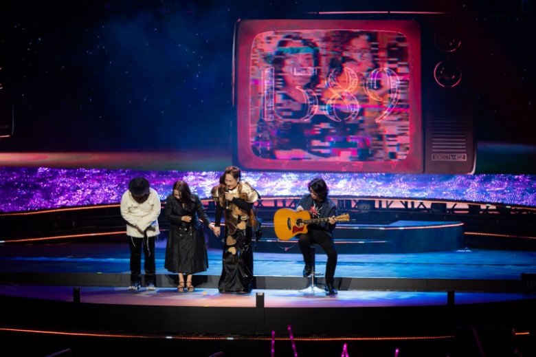 Trung Quân khoe giọng cùng mẹ, anh trai ruột đọc rap tại live concert ...