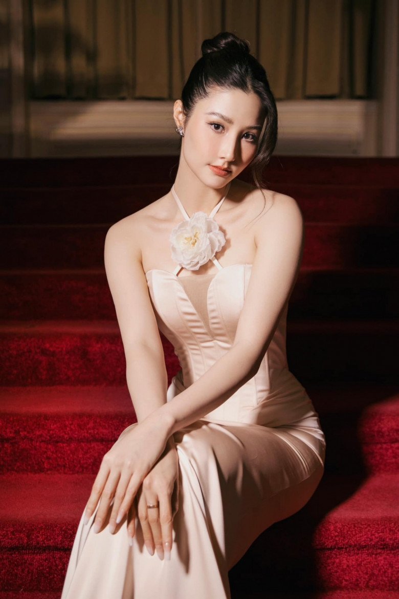 Diễm My 9X có hội bạn trai cũ toàn doanh nhân, thiếu gia giàu có, chồng sắp cưới cũng tài giỏi ...