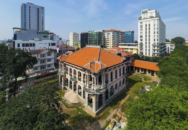 Choáng ngợp biệt thự khủng của bà Trương Mỹ Lan ở trung tâm TP.HCM