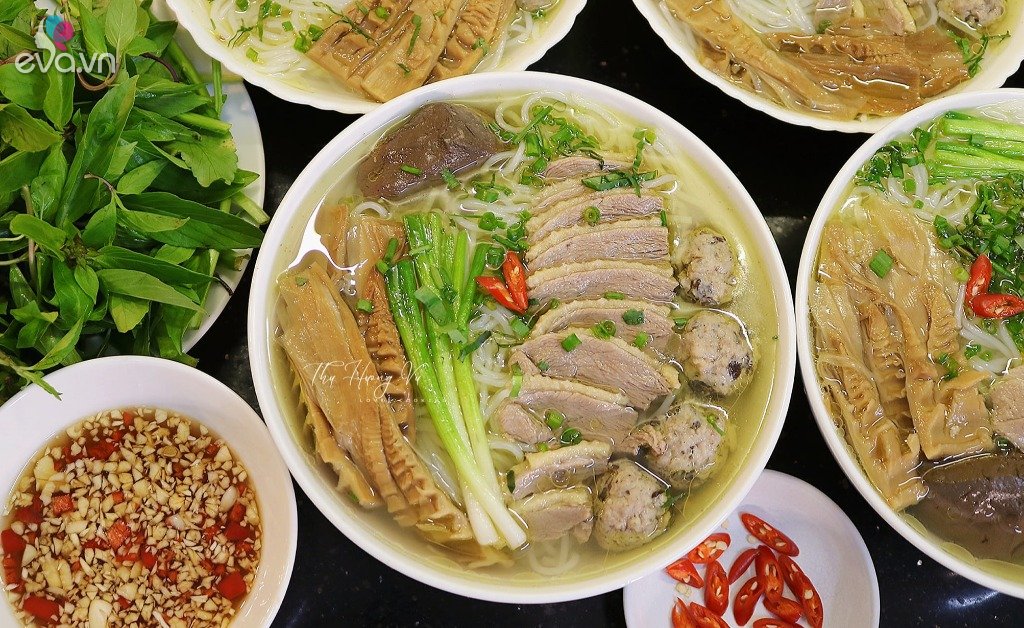 Tự nấu miến ngan đầy ắp thịt, măng khô mềm ngon thơm nức nóng hổi, cả ...