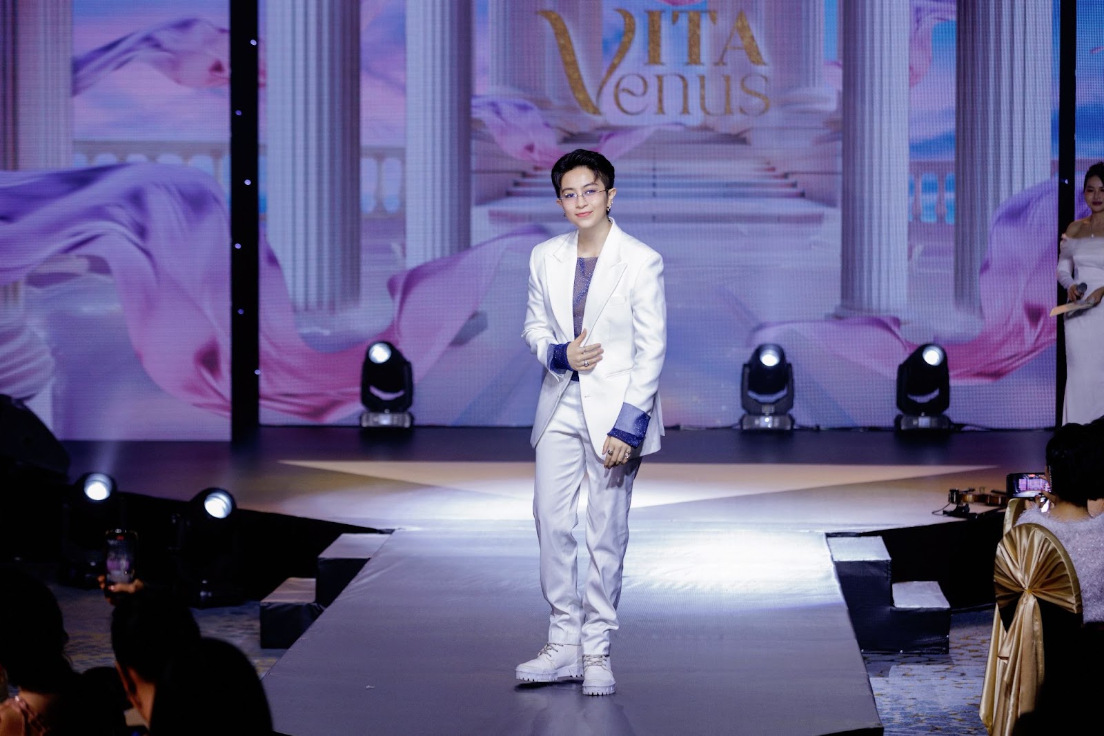 Võ Hoàng Yến, Thủy Tiên, Gil Lê tỏa sáng tại sự kiện "tiền tỷ” của VITA ...