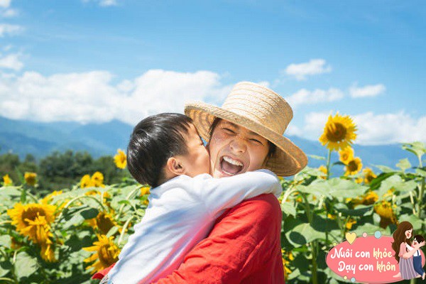 Nhà có con trai, mẹ hãy buông bỏ 4 điều để con phát triển xuất sắc hơn