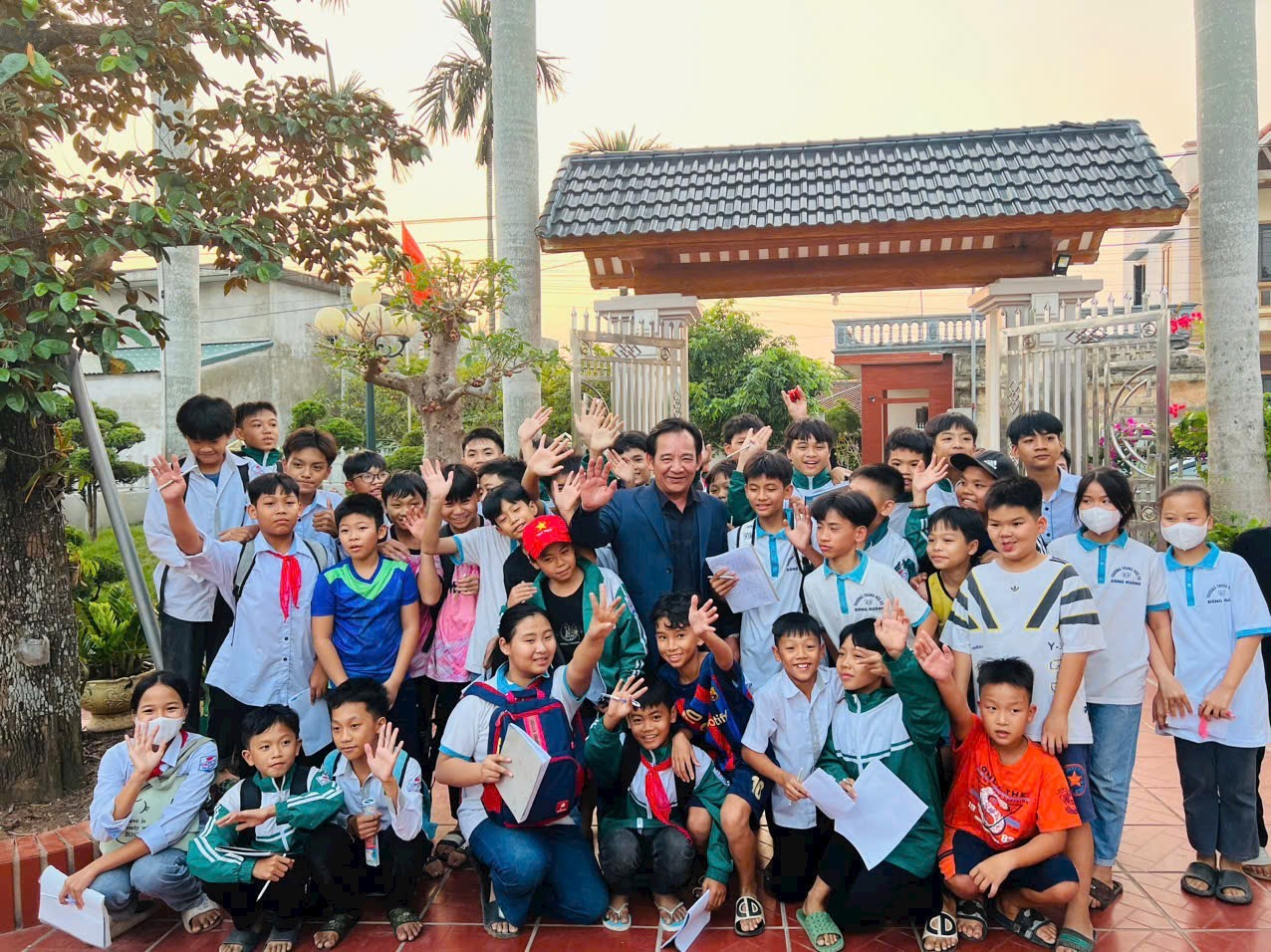 Quang Tèo có mang thắt lưng Hermes thì dáng dấp vẫn là đại gia chân đất