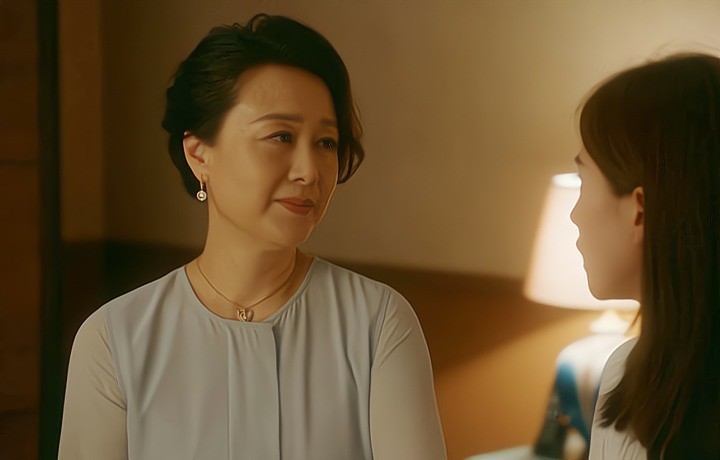 Đêm tân hôn mẹ chồng gõ cửa đưa cho một thứ, tôi cầm mà ngạc nhiên tột độ