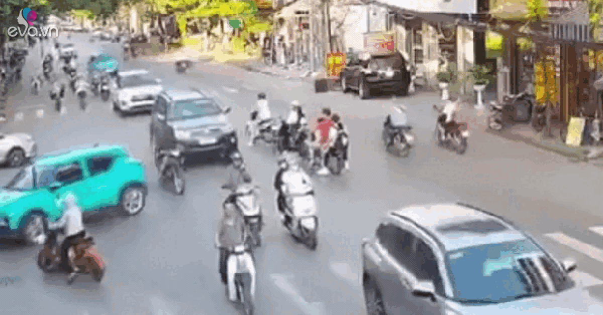 Khoảnh khắc xe taxi chạy lùi, tông hàng loạt phương tiện ở Bắc Ninh