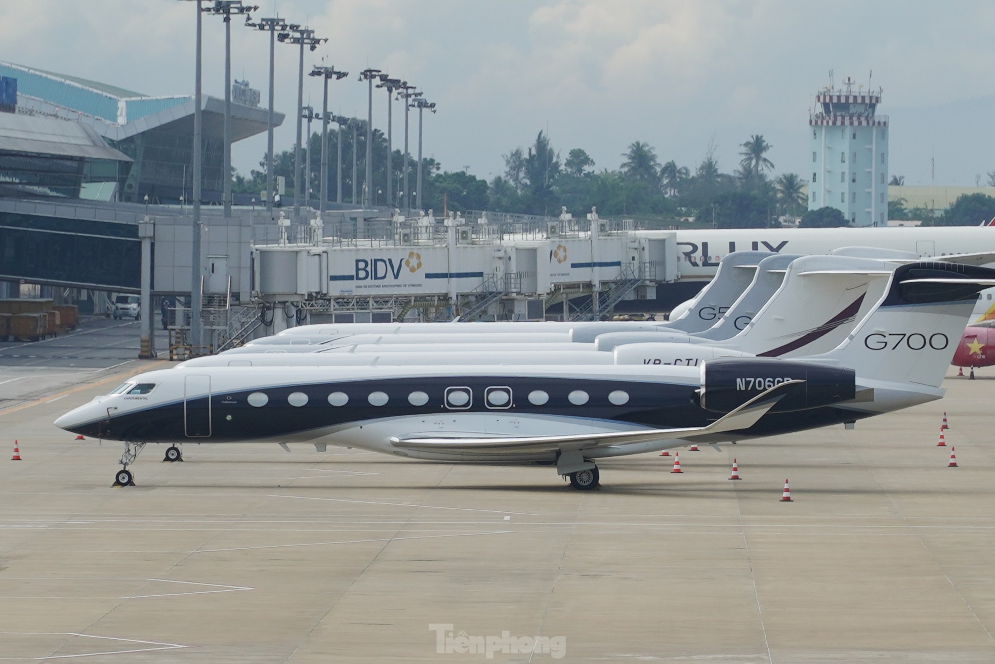 Người dân Đà Nẵng thích thú ngắm chuyên cơ tỷ phú từ sân thượng