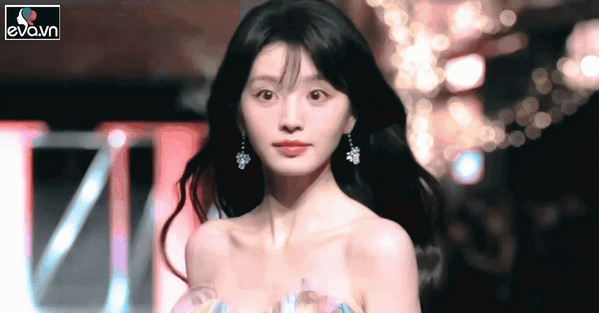 42 triệu lượt xem búp bê màn ảnh Điền Hi Vi đi giày thể thao lên thảm đỏ