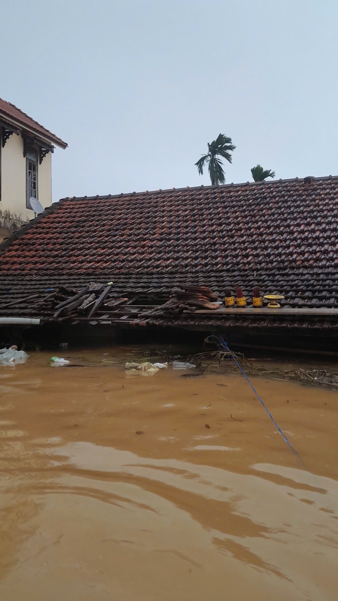 Rớt nước mắt cảnh kê cao quan tài người thân chờ lũ rút