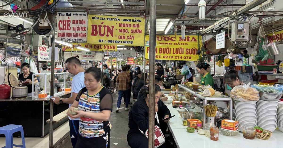 Khu chợ 'dưới lòng đất' ở Hà Nội, khách cầm 50 nghìn đồng ăn loạt món ngon