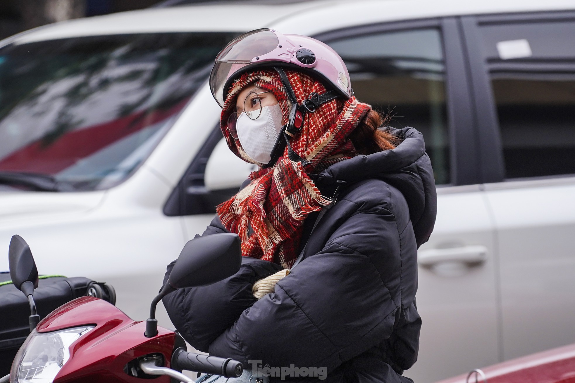 Trời lạnh căm căm, nhiều tuyến phố ở Hà Nội ùn tắc trong sáng đầu tuần