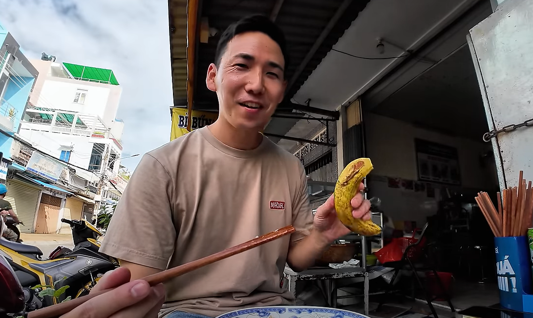 Khách Nhật lần đầu thử món lạ ở Bến Tre, khen dễ ăn hơn bún thịt nướng