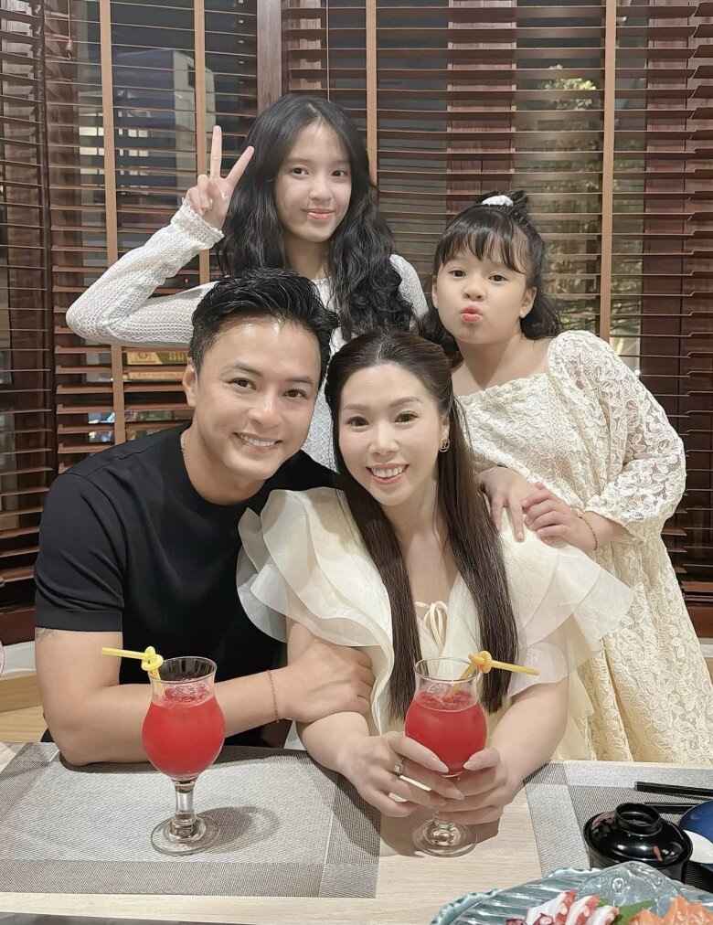 Hồng Đăng hiếm hoi khoe em gái từ nước ngoài về, dân tình réo gọi Song Hồng trở lại