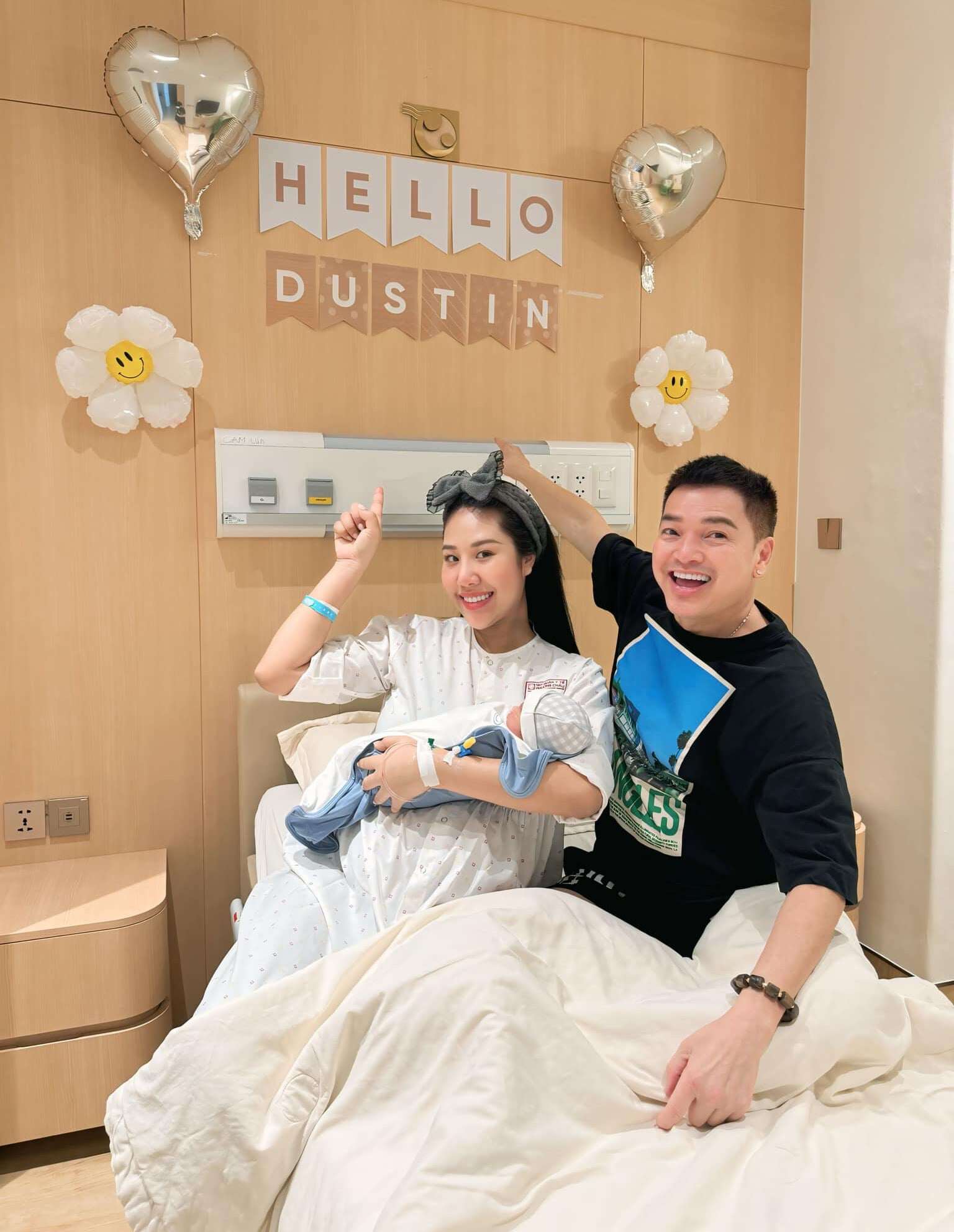 Quang Minh chồng cũ Hồng Đào xác nhận đón con trai với bạn gái mới, lên chức bố lần thứ 3 ở tuổi 64