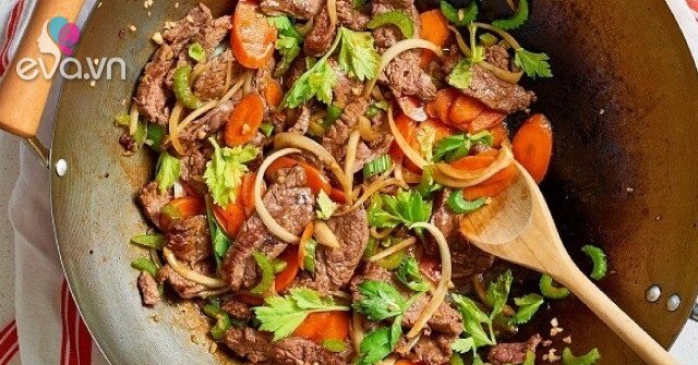 Ướp thịt bò xào người cho lòng trắng trứng, người thêm bột, đây là ...