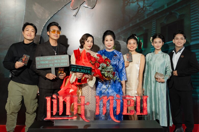 Ba mẹ Thùy Tiên tay bắt mặt mừng với Quang Linh Vlogs tại sự kiện, đàng trai liên tục khen nàng hậu