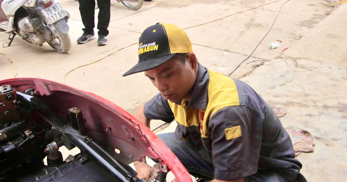 Biệt đội 'hồi sinh' hàng nghìn chiếc xe máy giúp bà con vùng lũ