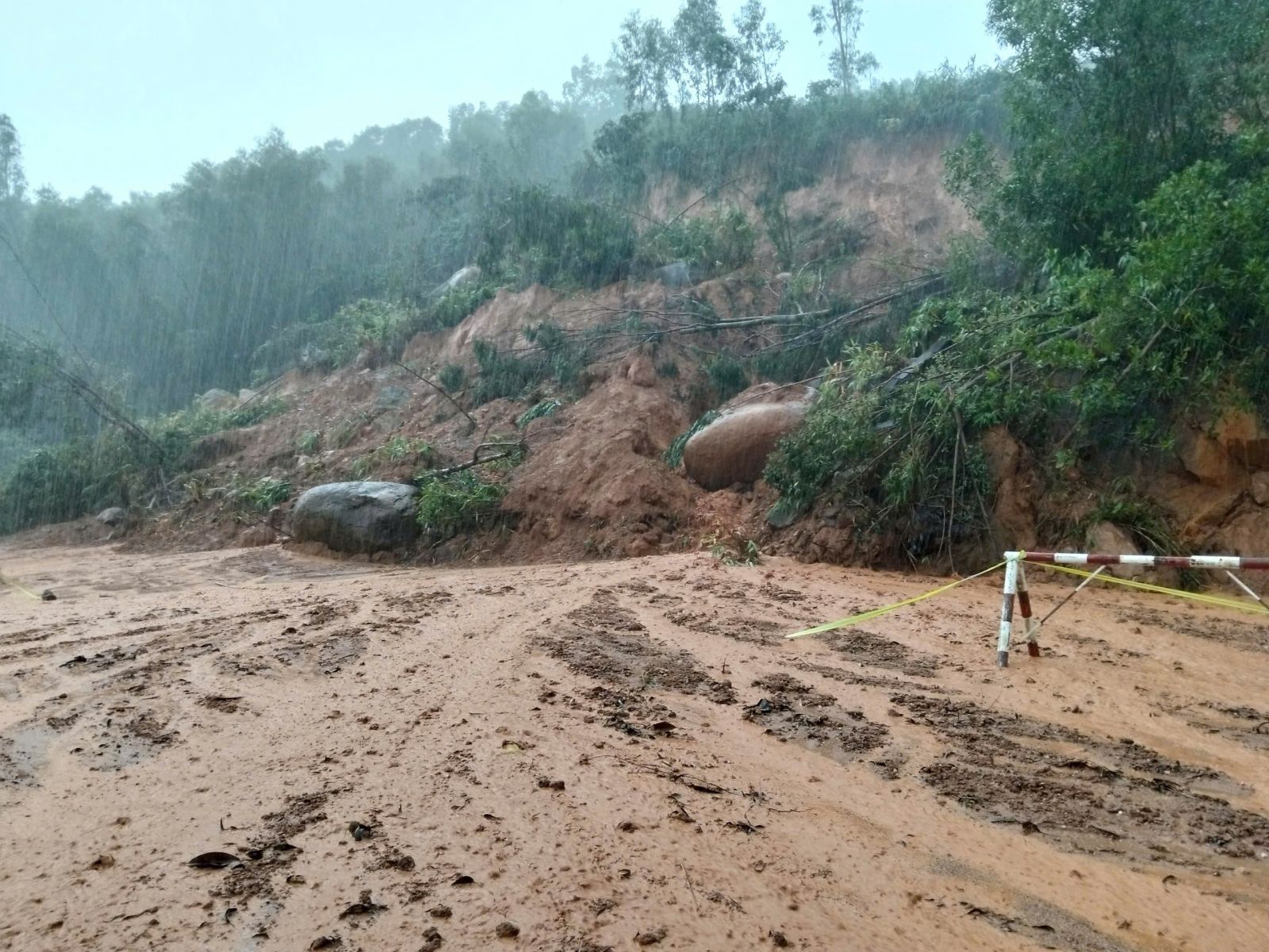 Video khẩn trương thu dọn bùn đất tràn xuống đường vào khu du lịch sau ...