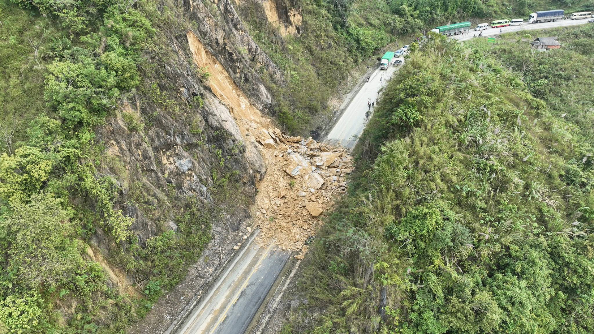 Sạt lở Quốc lộ 6 qua Phú Thọ: 3 người bị vùi lấp, đã tìm thấy 2 thi thể