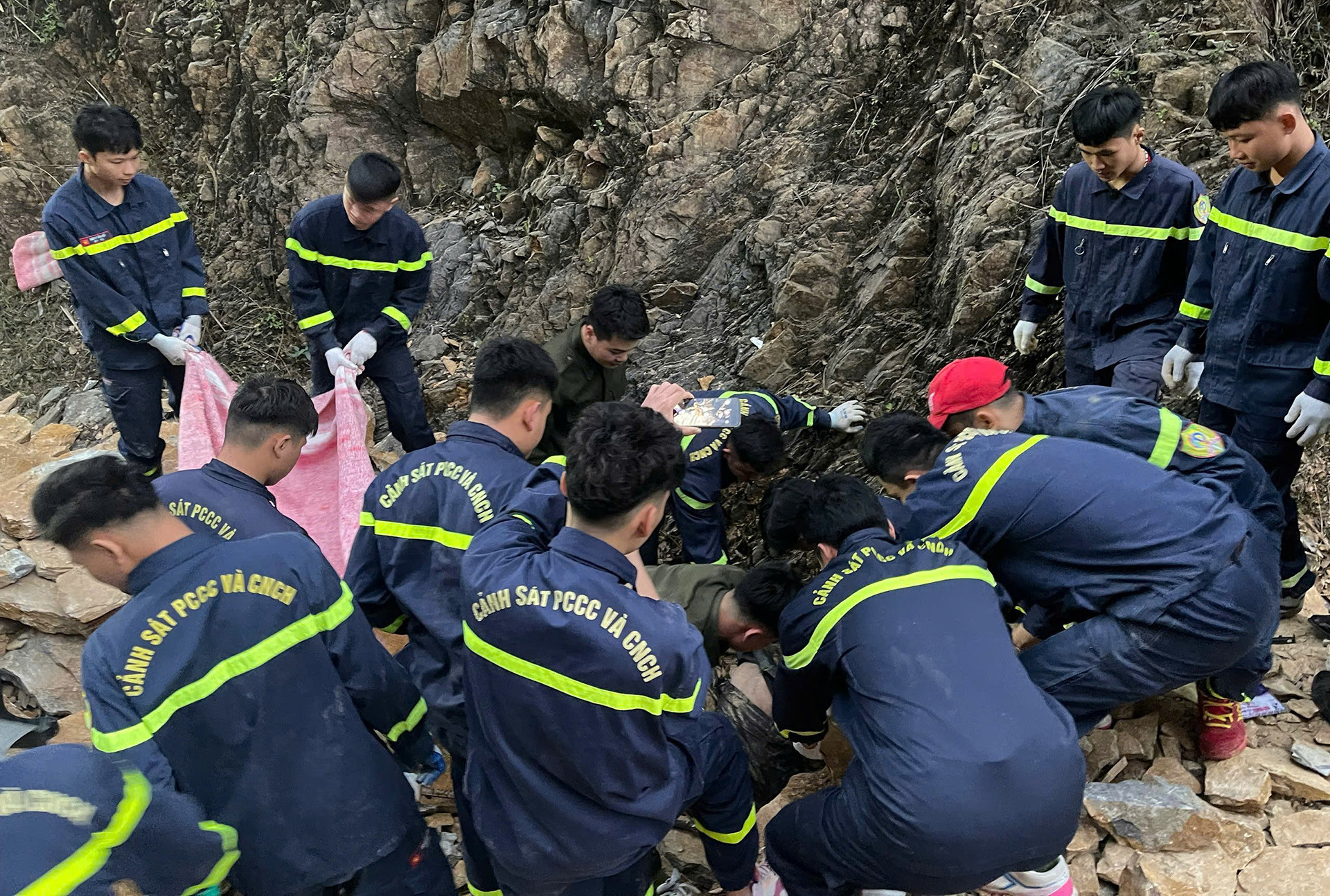 Sạt lở Quốc lộ 6 qua Phú Thọ: 3 người bị vùi lấp, đã tìm thấy 2 thi thể