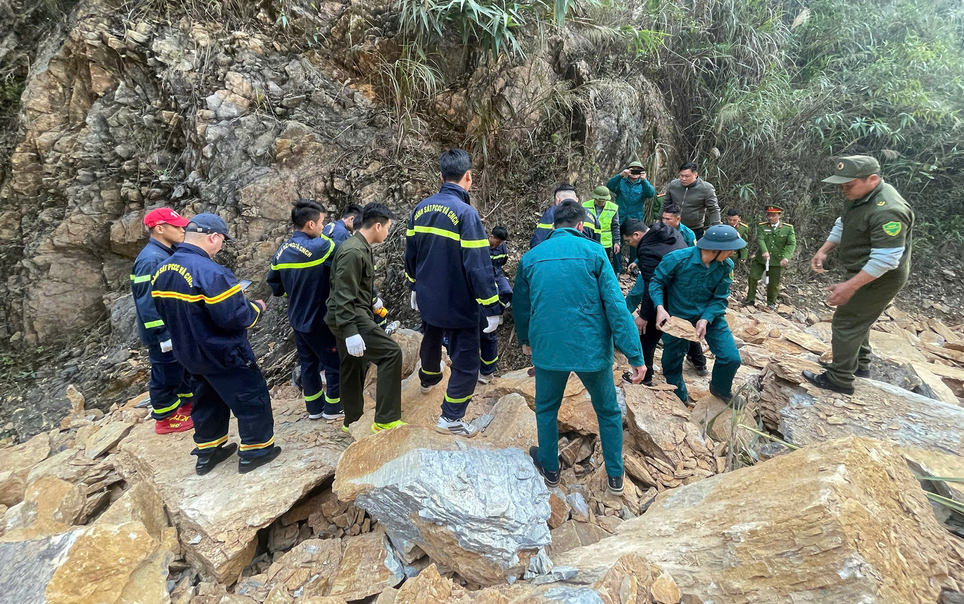 Sạt lở Quốc lộ 6 qua Phú Thọ: 3 người bị vùi lấp, đã tìm thấy 2 thi thể