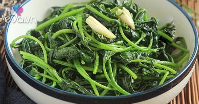 Xào rau lang hay bị thâm đen, nhớ ngay chiêu này xào 10 lần cả 10 lần ...