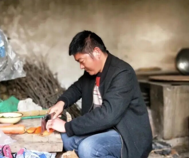 Thầy giáo đi nhận giải thưởng phải mượn áo, âm thầm đóng góp hàng trăm ...