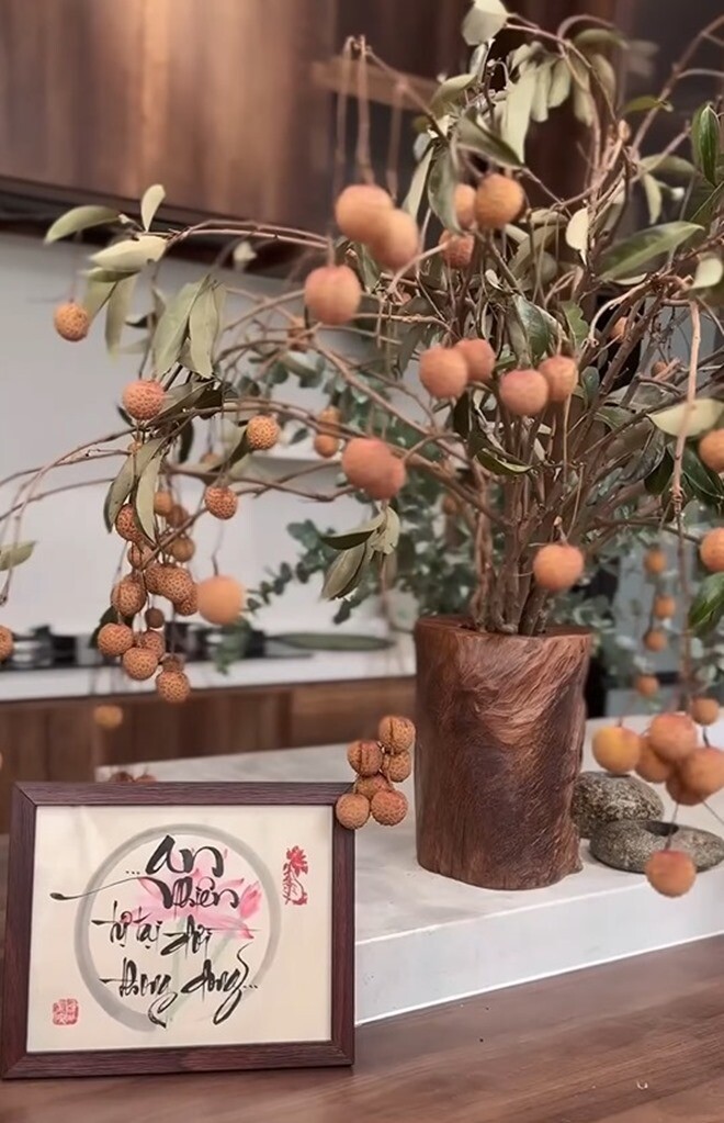 Vân Trang không còn thiết ra đường, ngồi tỉ mẩn nhặt 1001 cái lá, từng ...