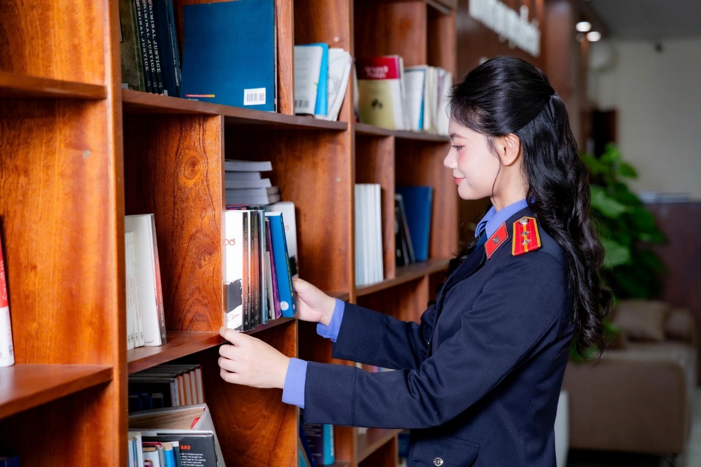 Nữ thủ khoa được đặc cách vào Viện Kiểm sát, từng suýt bỏ học vì tự ti ...