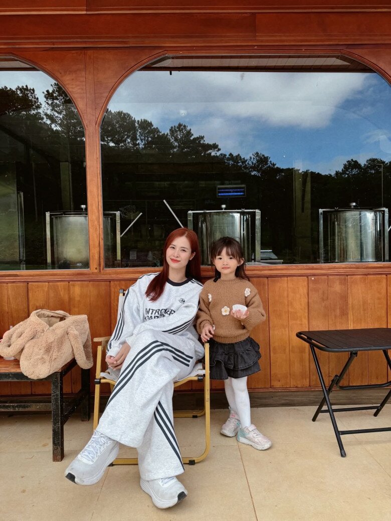 2 con gái của Đông Nhi như bản sao của Ông Cao Thắng, tiểu thư Winnie ...