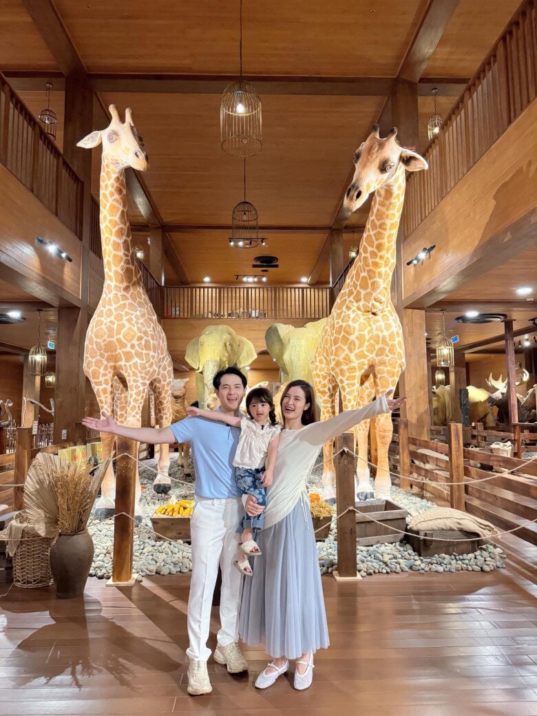 2 con gái của Đông Nhi như bản sao của Ông Cao Thắng, tiểu thư Winnie ...