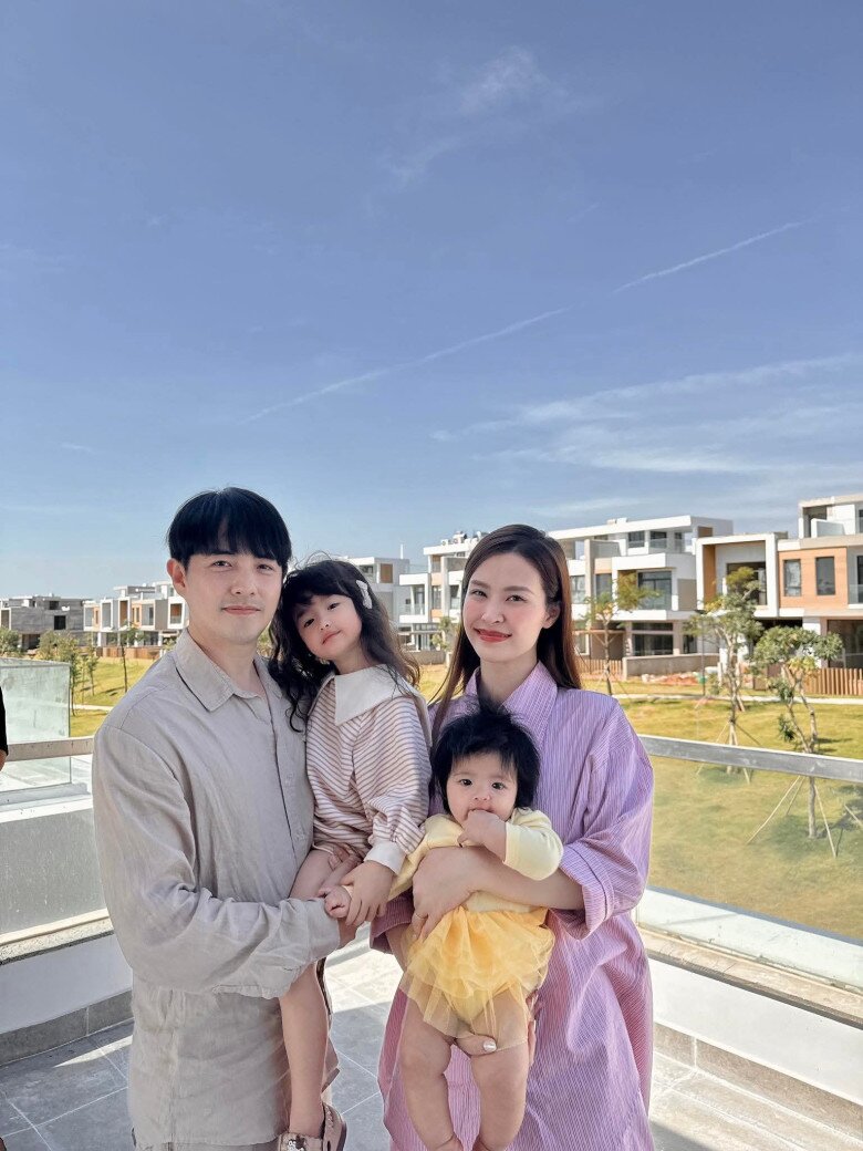 2 con gái của Đông Nhi như bản sao của Ông Cao Thắng, tiểu thư Winnie ...