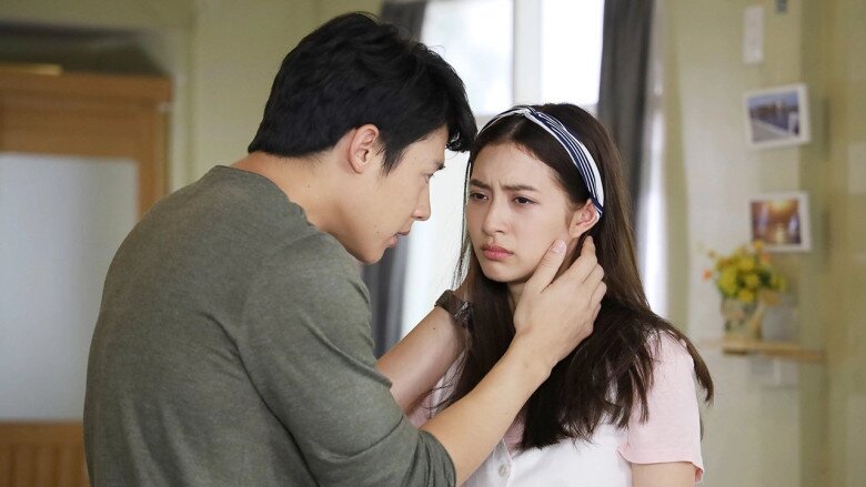 Vợ cũ cứ 2 ngày lại đến thăm con một lần, thấy cảnh sau cánh cửa tôi ...
