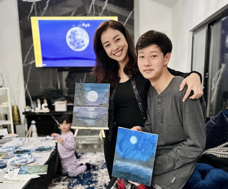 Jennifer Phạm đưa con trai cao 1m9 đi lựa trường đại học, quý tử nay ...