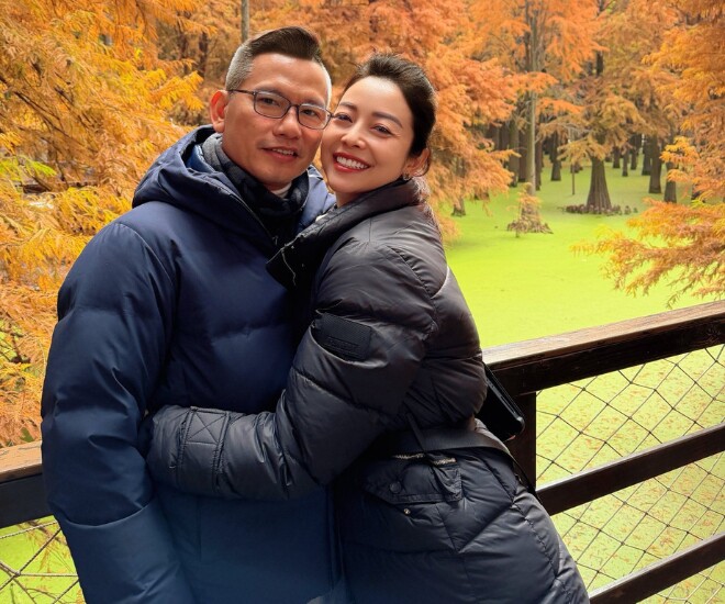 Jennifer Phạm khoe cảnh chạm môi chồng, đại gia Đức Hải lộ rõ tóc bạc ...